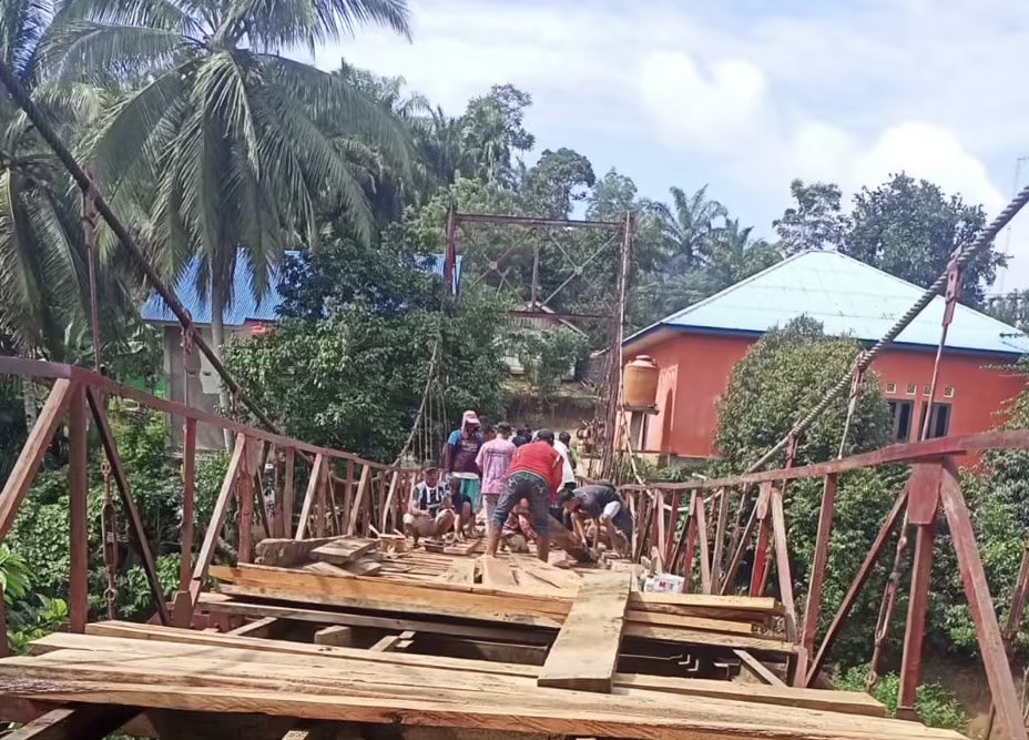 Camat dan Warga Batik Nau Gotong- royong Perbaiki Jembatan Rusak